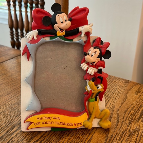 Disney | Accents | Disneys Walt Disney World Cast Holiday Celebration ...
